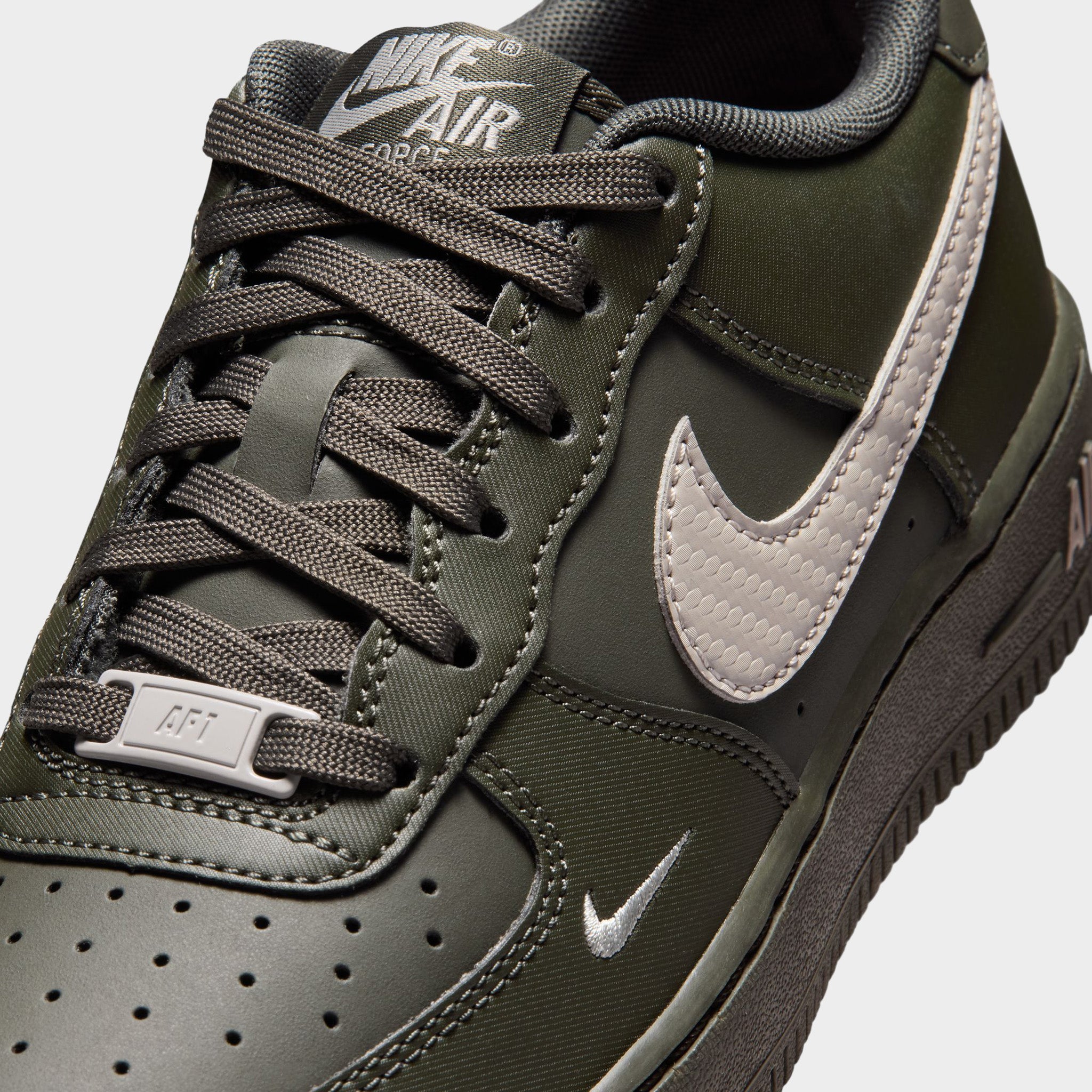 Nike Air Force 1 KI TECH ESS GS Newsprint / Gris Universitaire – JD Sports